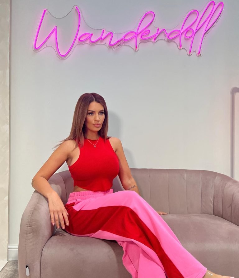 Who Is Holly Peers?Career, Family, Net Worth, Age, Height Bio 2024